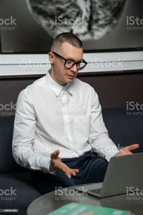 사무실에서 소파에 앉아 노트북으로 온라인 화상 통화를 하는 사업가 비즈니스 회의 30 34세에 대한 스톡 사진 및 기타 이미지 30 34세 거리가 먼 경영자 Istock