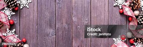 빨간색과 갈색 리본 눈송이 싸구려 솔방울 어두운 나무 배너 배경에 크리스마스 이중 테두리 0명에 대한 스톡 사진 및 기타 이미지 Istock