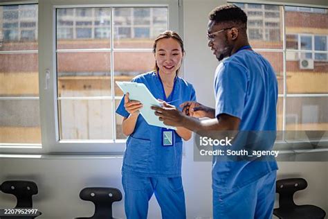 의료 전문가들은 현대 의료 시설에서 환자 관리 및 치료 계획에 대해 논의하면서 협력합니다 간호사에 대한 스톡 사진 및 기타 이미지 간호사 건강관리와 의술 계획