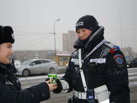 Гудамж талбайд үүрэг гүйцэтгэж байгаа алба хаагчдад дэмжлэг үзүүлж халуун аарц цайгаар