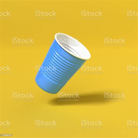 파란색과 흰색 플라스틱 컵이 노란색 배경 위에 맴돌고 있습니다 플라스틱 폐기물 미세 플라스틱 및 환경 보전 인식을위한 개념 0명에 대한 스톡 사진 및 기타 이미지 Istock