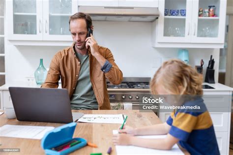 백인 아버지는 학교에서 일을하는 아들과 함께 앉아 스마트 폰과 노트북을 사용하여 집에서 일 아버지에 대한 스톡 사진 및 기타 이미지 아버지 재택근무 아이 Istock