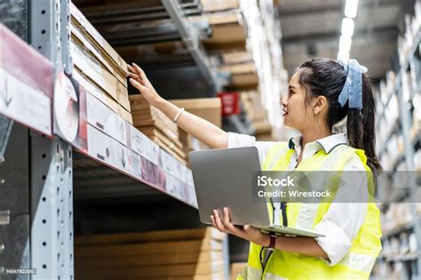 엔지니어 여자는 선반에 물류와 상자를 확인하기 위해 태블릿 컴퓨터에서 재고 세부 정보를 확인합니다 검사 보기에 대한 스톡 사진 및 기타 이미지 Istock