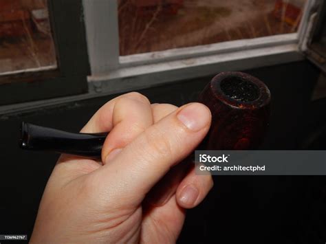 나는 진짜 담배와 집의 발코니에 파이프를 연기 연기 물리적 구조에 대한 스톡 사진 및 기타 이미지 연기 물리적 구조 흡연 갈색 Istock