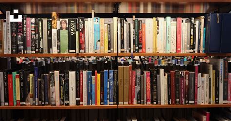 많은 책으로 가득 찬 책장 사진 Unsplash의 무료 책장 이미지