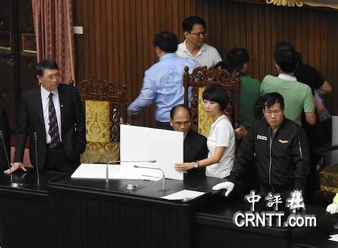 香港中評網：綠委成功擋下藍委阻擋 游錫堃坐上主席台
