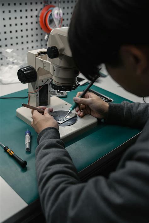 공장 구성품 조립 기술 기술자 기술적 능력 기술적인 작업 남자 납땜 납땜 인두 내부 노동 도구 드라이버