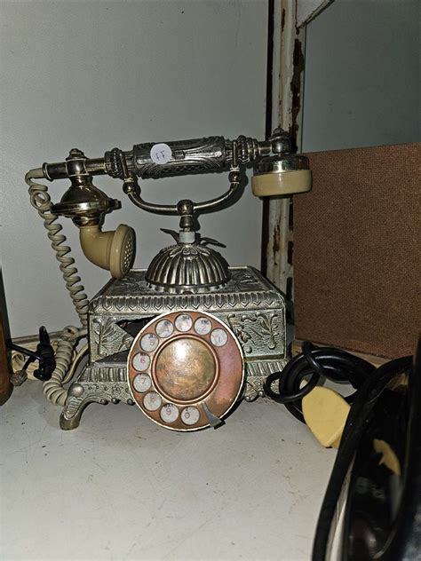 Lot 013 3 Telephones Waynes Auctions
