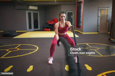 현대 체육관에서 전투 로프와 함께 운동 하는 성인 자신감 스포츠 여자 갈색 머리에 대한 스톡 사진 및 기타 이미지 갈색 머리 건강한 생활방식 경쟁 Istock