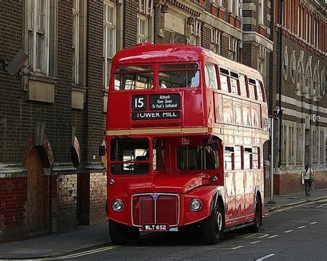 Фото Красный двухэтажный автобус едет по улицам Англии England