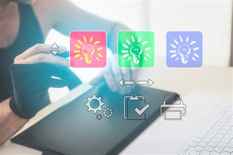 연필 그래픽 태블릿 및 다채로운 전구 아이콘을 가진 손 사업 아이디어 개념 가리키기에 대한 스톡 사진 및 기타 이미지 가리키기 겨냥 계획 Istock