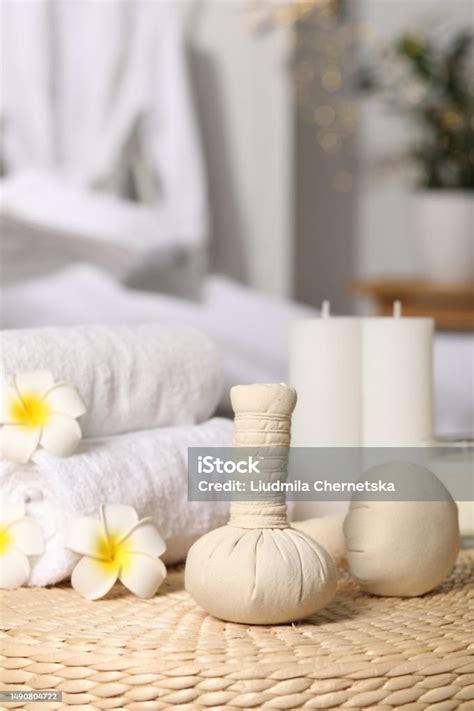 허브 가방 양초 롤 타월 및 실내의 고리 버들 세공 표면에 아름다운 꽃 스파 제품 0명에 대한 스톡 사진 및 기타 이미지 0명 가방 고리 세공 Istock