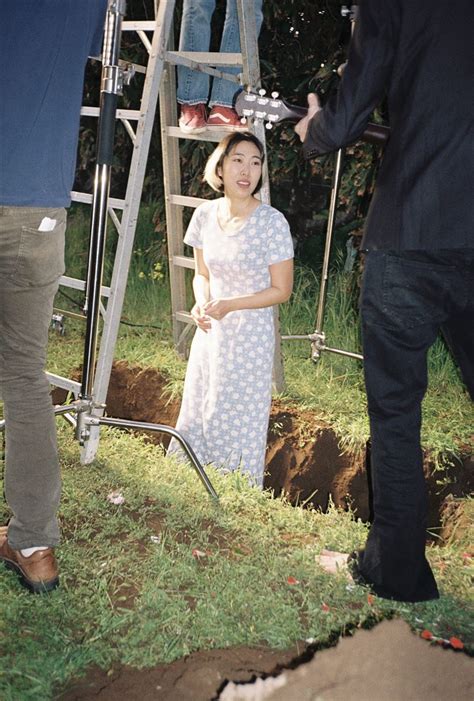 王若琳mv挑戰極限！被活埋洞中狂吃土 真實呈現「不在的人」 娛樂星聞