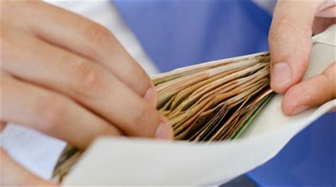 ΜΕ ΤΟ ΦΑΚΕΛΑΚΙ ΣΤΑ ΧΕΡΙΑ ΕΠΙΑΣΑΝ ΓΙΑΤΡΟ ΣΤΟ ΝΟΣΟΚΟΜΕΙΟ ΤΩΝ ΦΙΛΙΑΤΩΝ ΠΗΡΕ 300 ΕΥΡΩ ΓΙΑ ΝΑ