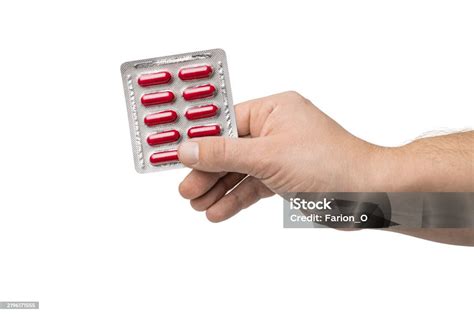 빨간 약 캡슐 항생제 알약 또는 진통제가 있는 물집 팩을 들고 있는 남성 손 흰색 배경에 고립되어 있습니다 건강 관리 및 치료 개념 개체 그룹에 대한 스톡 사진 및 기타