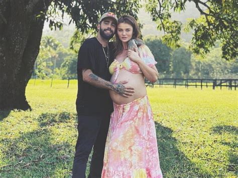 Na Reta Final Da Gravidez Cintia Dicker Ganha Carinho De Pedro Scooby No Barrig O