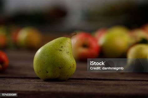 오래된 텍스처 나무 표면에 신선한 배 가까이 배와 사과의 가을 수확 가을에 대한 스톡 사진 및 기타 이미지 가을 갈색