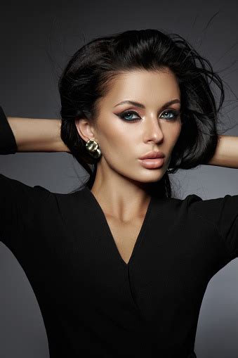 바람에 비행 머리와 갈색 머리 여자의 아름다움 초상화 프로 메이크업 섹시한 여자의 완벽한 얼굴 여성에 대한 스톡 사진 및 기타