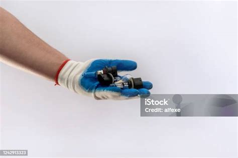 보호 장갑을 들고 손에 Led 할로겐 전구 고립 수리를위한 자동차 조명 기술 교통수단에 대한 스톡 사진 및 기타 이미지 교통수단 기계공 모던 양식 Istock