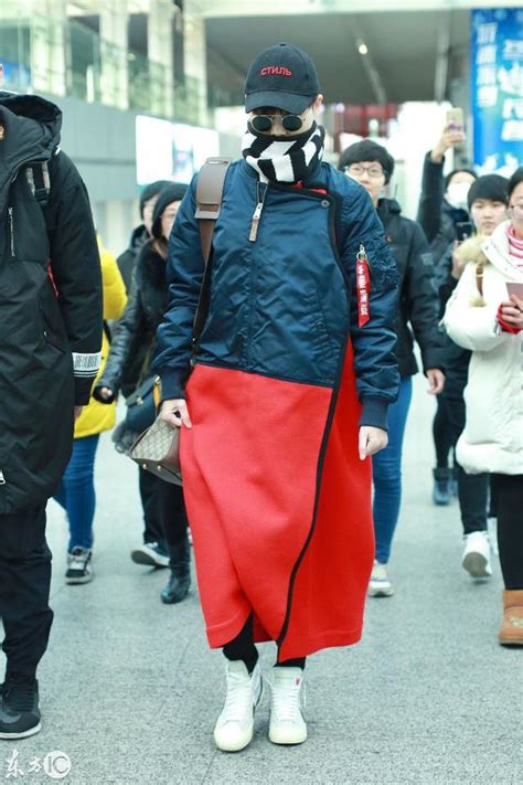誰能說說李宇春今天在機場穿的這條是裙子還是褲子 每日頭條