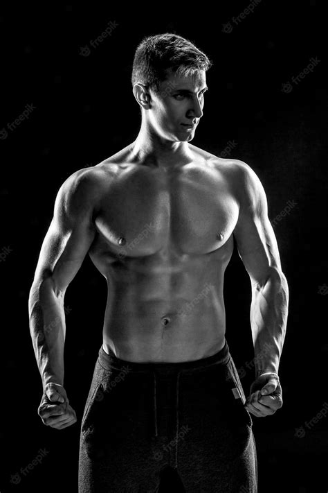 Сексуальный культурист без рубашки позирует Премиум Фото