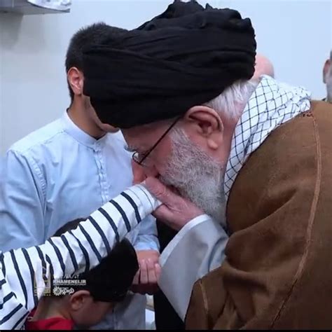 آخرین خبر عکس بوسه رهبر انقلاب بر دست فرزند کوچک شهیده معصومه کرباسی و شهید عواضه