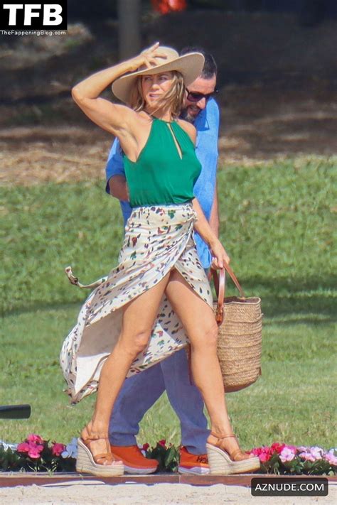 Jennifer Aniston Sexy Seen Flaunting Her Hot Legs On The Set Of Murder