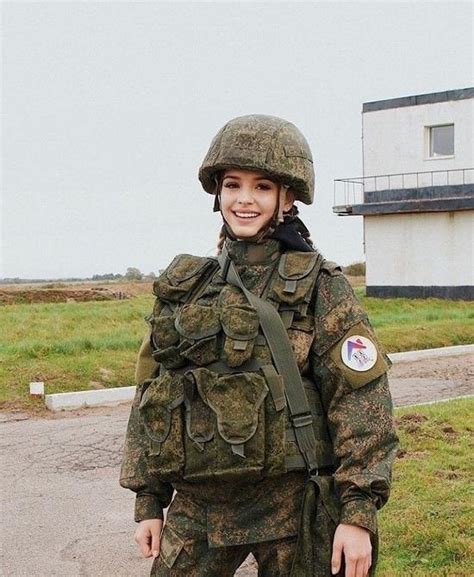 Красивые девушки в военной форме