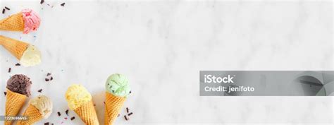 다양한 맛의 아이스크림 콘 테두리 흰색 대리석 배너 배경 위에 상단보기 아이스크림에 대한 스톡 사진 및 기타 이미지 아이스크림 배경 주제 탁자 Istock