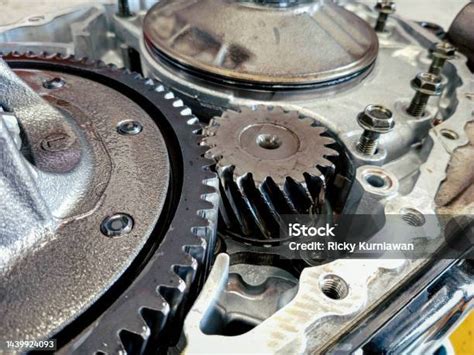 분해 및 수리 중인 자동 변속기 차량의 기어 또는 예비 부품 0명에 대한 스톡 사진 및 기타 이미지 0명 강철 공학 Istock
