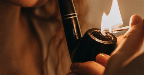 개인 공간 고급 담배 담배 담배 파이프 담배를 피우는 담배를 피우다 동등 따뜻한 빛 매치 불 불꽃 불을 켜다 사람 성냥개비 성냥불 손 손가락