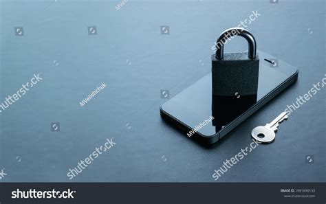 226 Tablet phone with chains and lock 图片库存照片和矢量图 Shutterstock