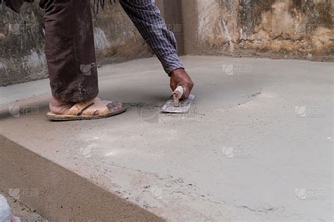 用泥铲抹灰的印度劳工。