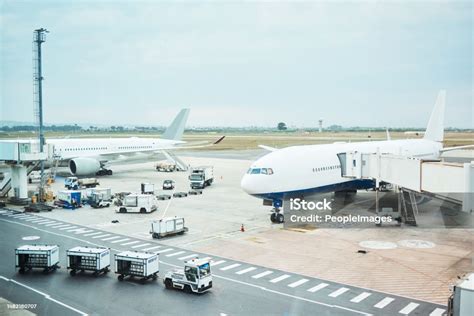 공항의 비행기 활주로의 고정 운송 및 활주로에서 국제 여객 여행을위한 하늘 수평선 지상의 비행기 야외 비행 터미널 및 비행기 활주로의 화물 캐리어 비행기에 대한 스톡 사진