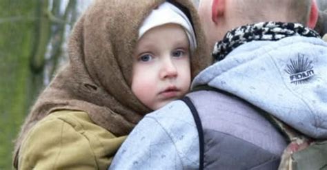 Учителката в детската градина забелязала че едно момиченце винаги е взимано от баща си а майка