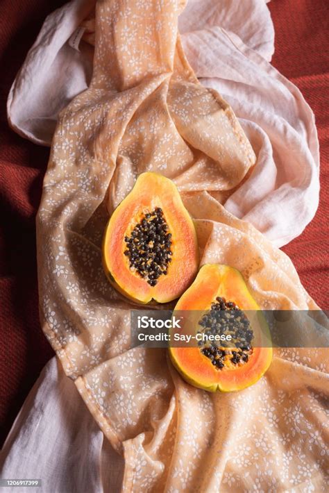 잘 익은 파파야 과일은 오렌지 색조 식탁보에 반쪽 여름 과일 0명에 대한 스톡 사진 및 기타 이미지 0명 건강한 식생활 과일 Istock