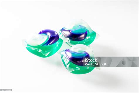하얀 거울 배경 클로즈업에 옷을 세탁하기 위한 세 개의 다색 젤 캡슐 0명에 대한 스톡 사진 및 기타 이미지 0명 3가지 개체 가방 Istock