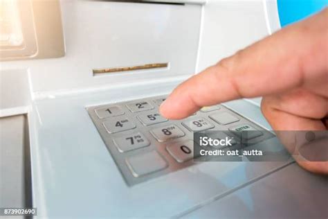 근접 촬영 Atm 기계와 손가락 손 철수 돈을 지폐에 대 한 입력 누르면 암호 삽입에 대한 스톡 사진 및 기타 이미지 삽입