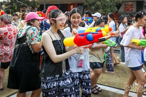 สงกรานต์ 2566 ที่สยามวันแรกคึกคัก คนไทยและชาวต่างชาติแห่เล่นน้ำแน่น