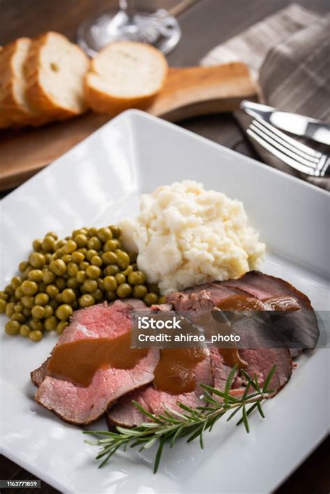 그레이비 소스 완두콩 으깬 감자를 곁들인 전통 로스트 비프 고기에 대한 스톡 사진 및 기타 이미지 고기 공휴일 구이 Istock