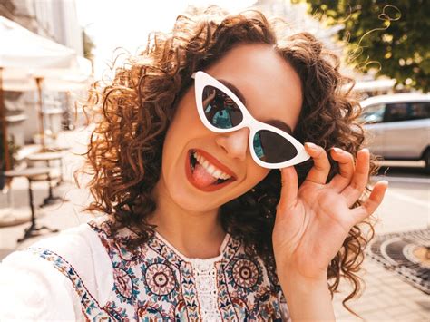 아프리카와 아름 다운 미소 모델은 여름 Hipster 흰색 드레스를 입고 헤어 스타일을 컬합니다 무료 사진