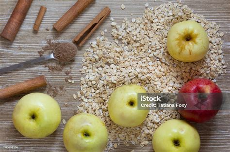 나무 배경에 구운 사과의 재료로 사과 귀리 계피 스틱의 상단보기 가을에 대한 스톡 사진 및 기타 이미지 가을 가정 생활 가지 식물 부위 Istock
