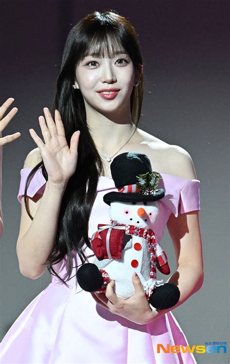 스테이씨 수민 눈사람들고 귀엽게~ [포토엔hd] 뉴스인코리아