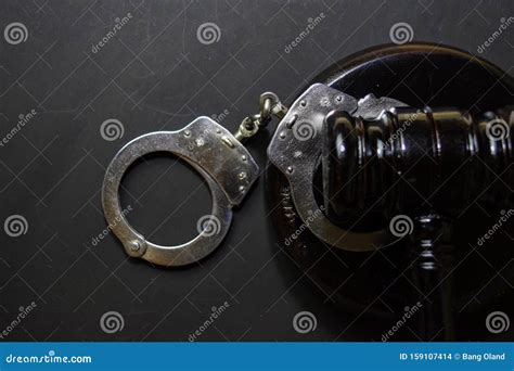 Esposas Y Chicles Negros Aislados En Fondo Negro Concepto De Justicia