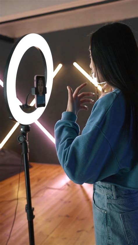 คลังวิดีโอฟรีของ การติดต่อ การถ่ายภาพ การบันทึก การพูด การมอง การเข้าถึง กินพิซซ่า ขาตั้ง