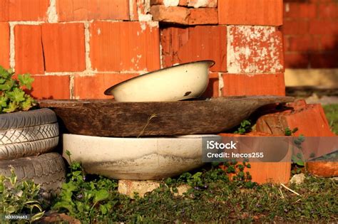 소박한 나무 빵 통이나 반죽 여물통 또는 반죽 여물통 또는 반죽 여물통 또는 Artesa 직사각형 용기 위에 오래된 흰색