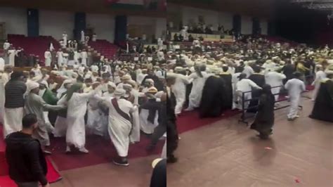 مضاربة عنيفة بين عدة طلاب في حفل تخرج فيديو