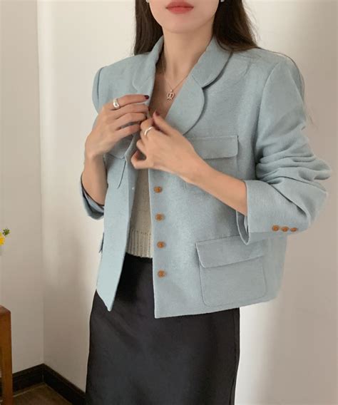 파스텔 봄 숏자켓 테일러 카라 직각어깨 싱글버튼 잔단추 앞포켓 짧은 자켓 봄 간절기 단정한 깔끔한 격식룩 결혼식 하객룩