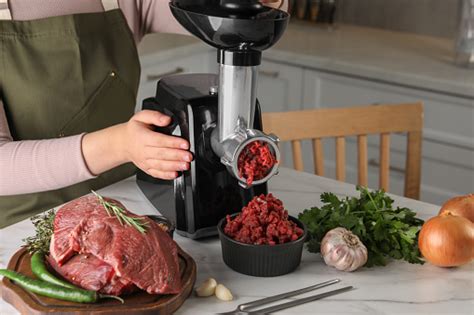 부엌의 흰색 대리석 테이블에서 전기 고기 분쇄기로 쇠고기 다진 고기를 만드는 여자 근접 촬영 가정 생활에 대한 스톡 사진 및 기타 이미지 Istock