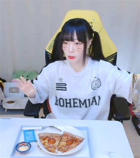 새봄추가 먹는 피자 설마 어제 인기글에 올라왔던 그거임 치지직 에펨코리아